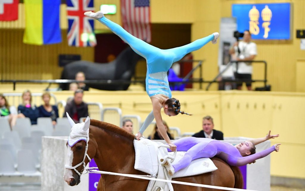 Voltige Équestre : Guide Complet pour Débuter cette Discipline Acrobatique